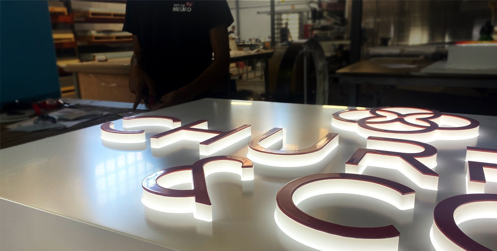 Pourquoi choisir une enseigne lumineuse pour votre boutique